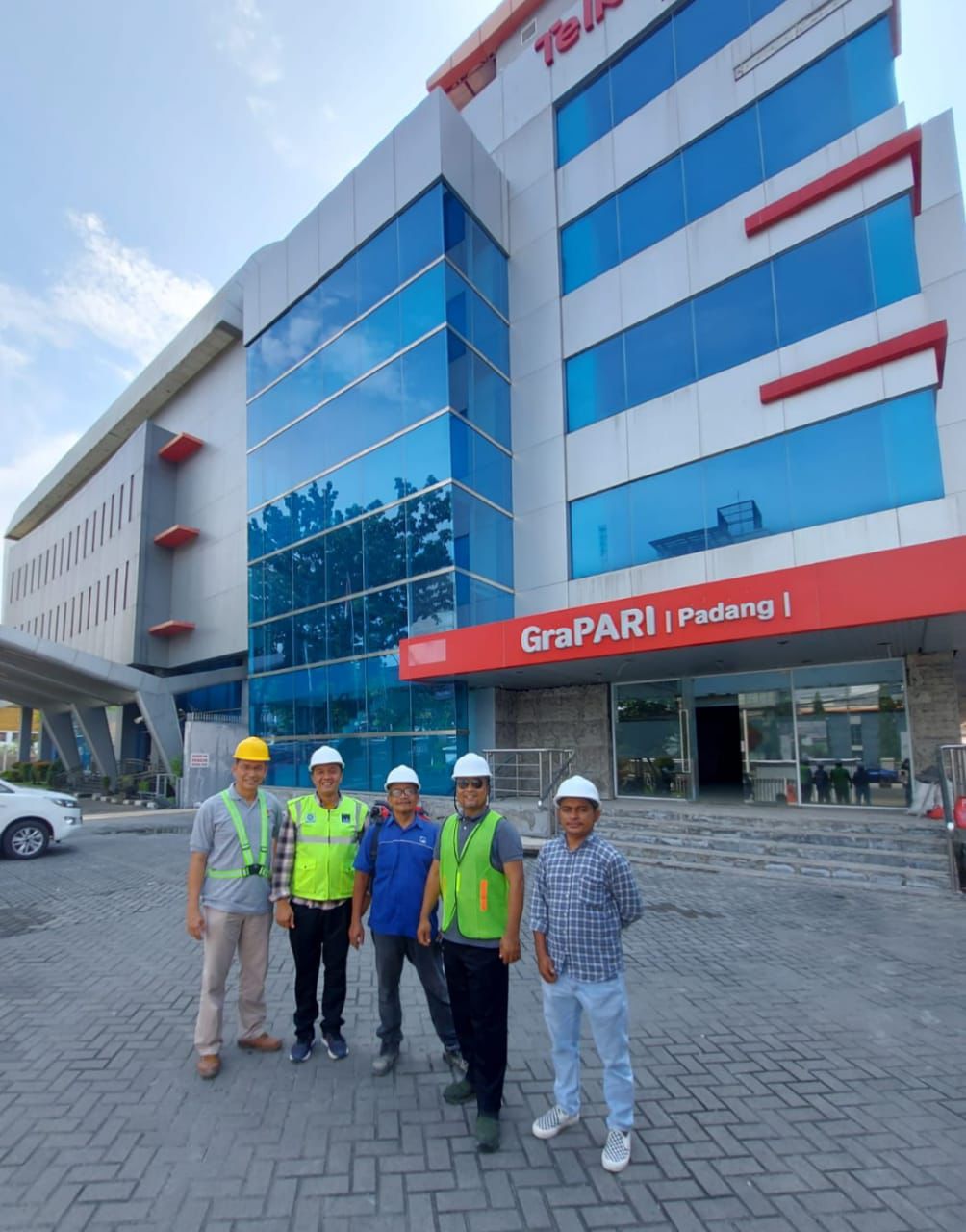 MENJAGA KONEKTIVITAS - HADIRA MEGANTARA